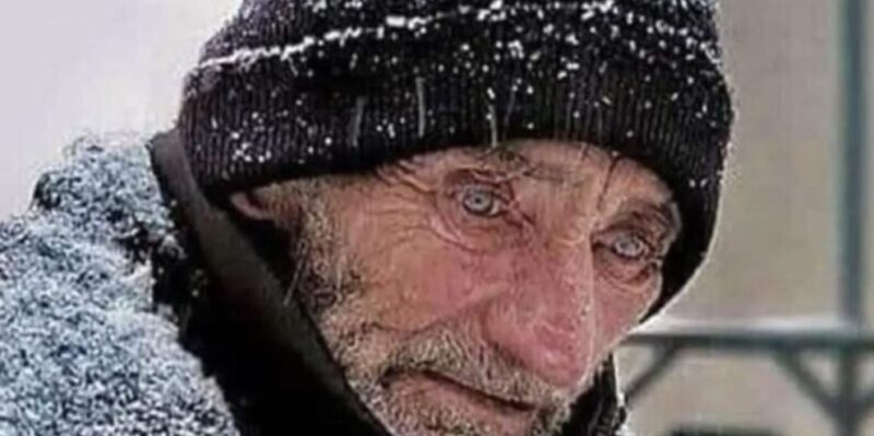 Un uomo ricco incontrò una persona anziana senza casa fuori in una ...