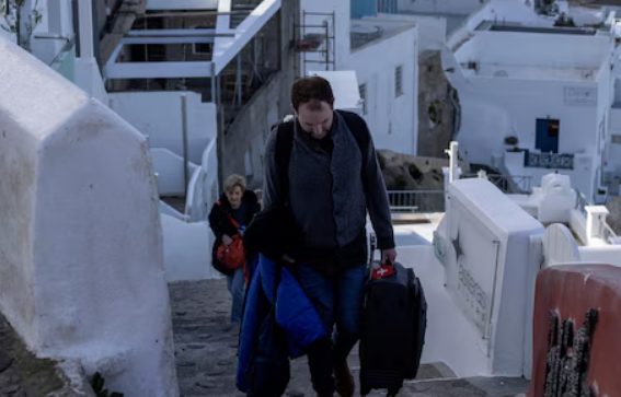 I terremoti continuano a scuotere l'isola vulcanica greca di Santorini.